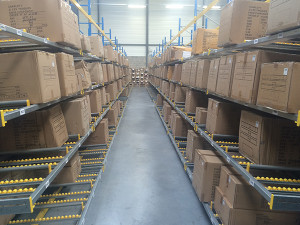 Rayonnage métallique - Stockage dynamique pour bacs et cartons - Gravittax